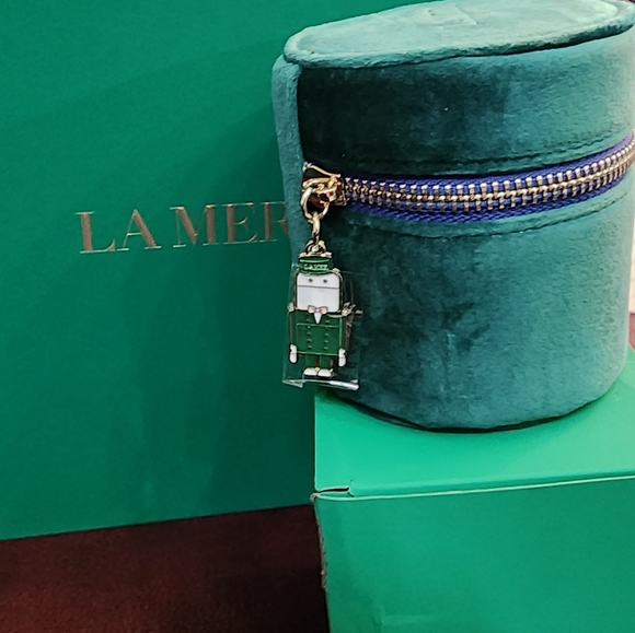La Mer | Bags | La Mer Moisturizer Case Emerald Velvet 325 X 35 | Poshmark